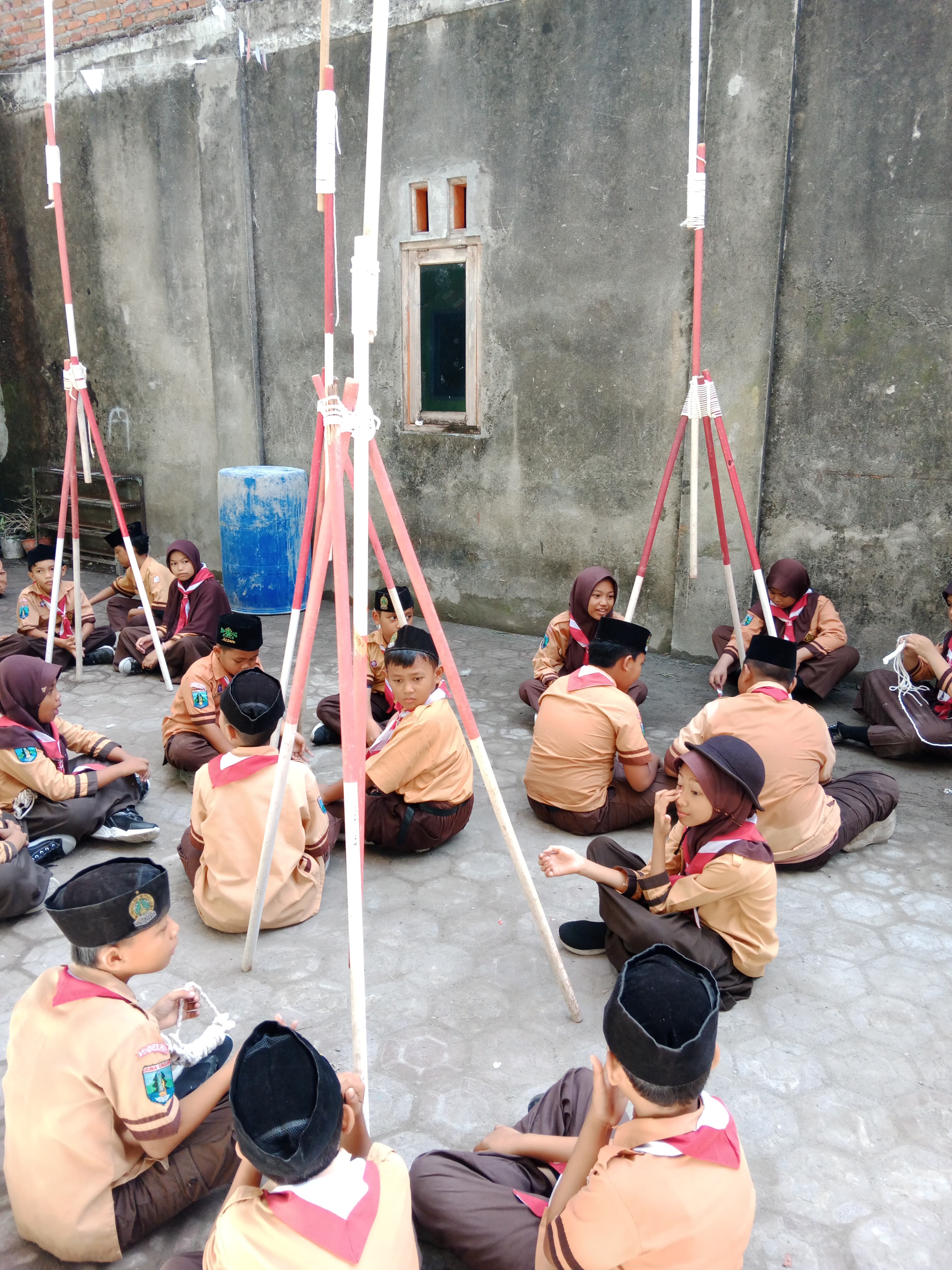 Tingkatkan Kreativitas Pramuka MIS Unggulan Miftakhul Hikmah Latihan ...